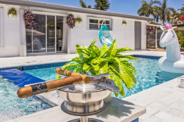 Spacious Luxury Oasis + Heated Pool+jacuzzi+8p Tiki Bar- Beach Vibes Awaits You! - Lake Worth, FL