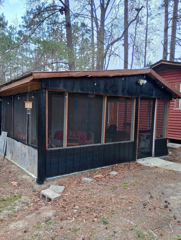 Charming 2-bedroom Bungalow. Walking Distance To The Lake And Pet Friendly. - Richard B. Russell Lake