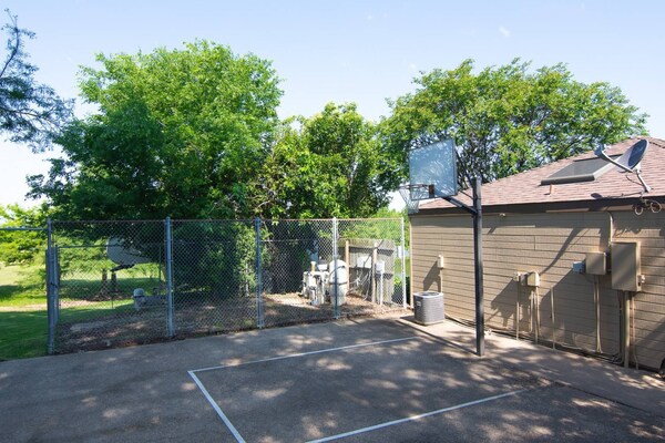 Lakeside Getaway: Pool, Sauna, 2br Over Garage Condo And Rv, Fishing, Playground, Basketball Court! - Mesquite, TX