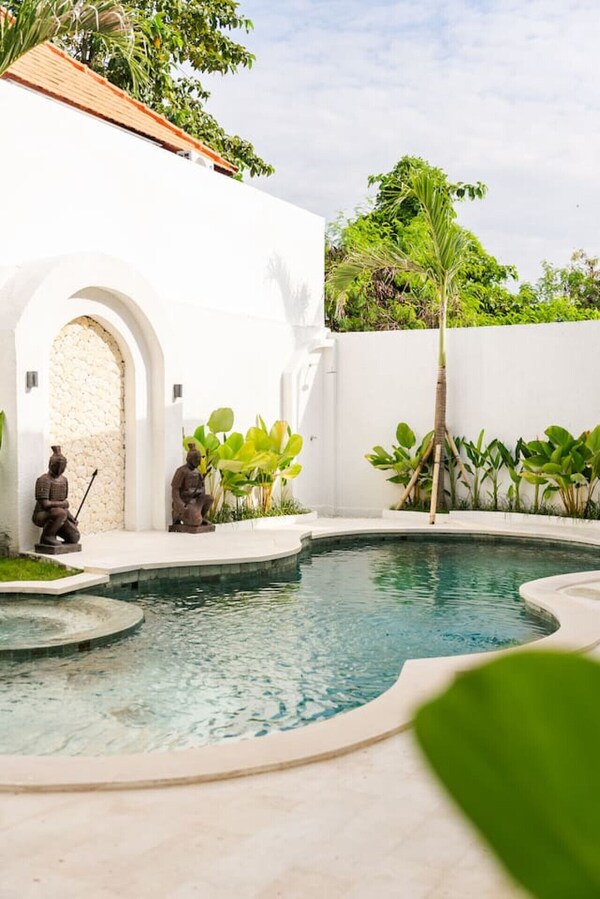 Azure Luxe Private Pool Villa, 6min Pererenanbeach - Canggu