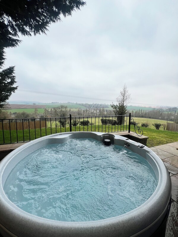 The Hideaway At Symonds Yet With Hot Tub - Monmouthshire