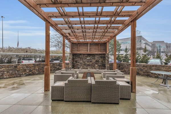Sunny Loft Free Parking Wifi Open Concept Peaceful In Overland Park W/ Workspace - Overland Park, KS