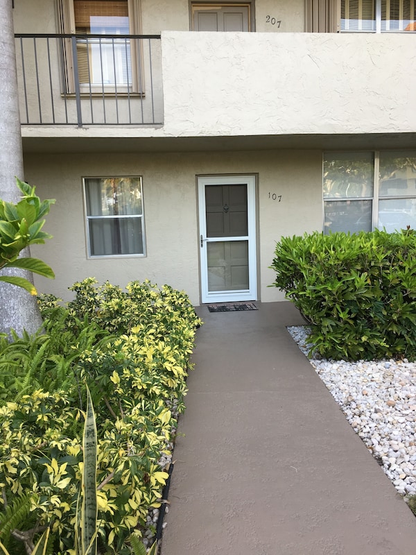 Large 2-bedroom Condo In Gated Community On The Canal In Pompano Beach Florida. - Pompano Beach, FL