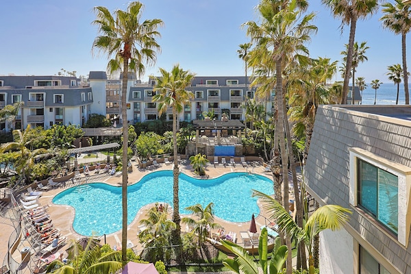 Whispering Waters: A Tranquil One-bedroom Retreat With Peek Ocean Views - Oceanside, CA
