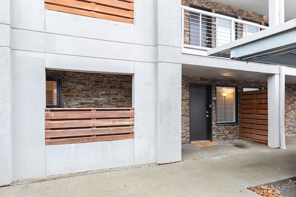 Light Room-sleek Stylish Space W/ Private Workspace Wifi Parking Easy Access - Shawnee, KS