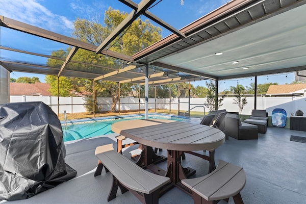 Charming 2-bedroom House With Pool And Fenced In Backyard. Sleeps 8 - Spring Hill, FL