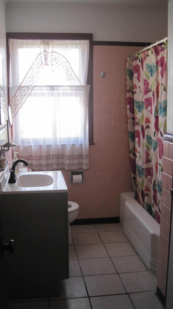 City Living Close To Every Thing.\nhospitals/ Airport /State Fair /Su/ Downtown - Syracuse, NY