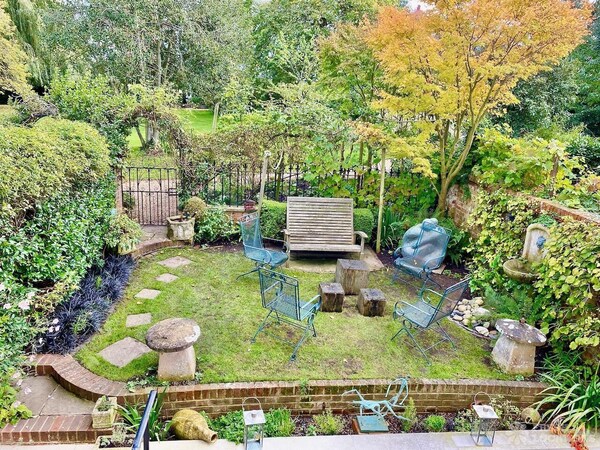 Unique & Spacious Family Home On Communal Garden In Heart Of Notting Hill - Fulham