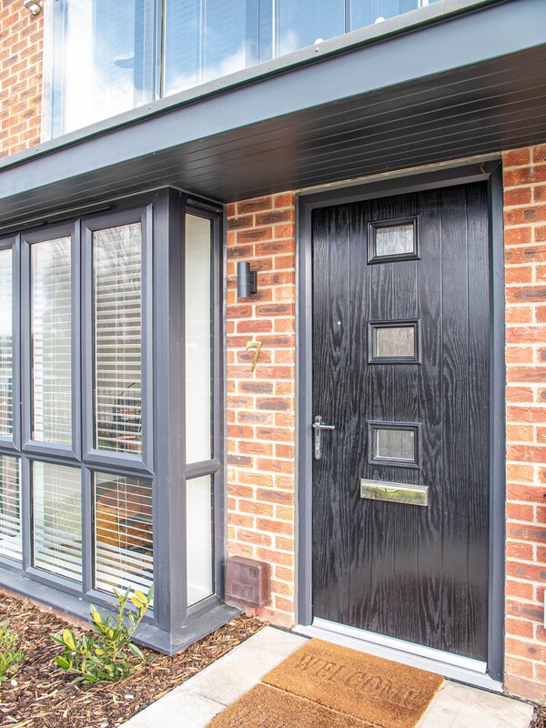 Lakeview Stay Is A 4 Bedroom Luxury House Which  Sleeps 7 Guests With Lake View - Doncaster