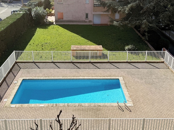 Appartement Terrasse Avec 1 Chambre Dans Résidence Avec Piscine - Saint-Aygulf