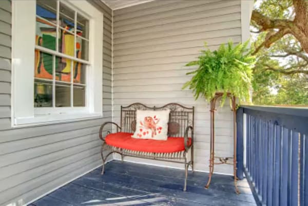 Robinson Bayou's Yellow Door Cottage - Mobile, AL