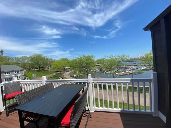 Harborview On The Water-sleeps 24 W/8 King Suites! - Milan, OH