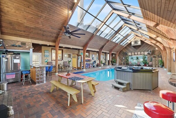 Indoor Pool, Hot Tub, Sauna, Sleeps 12, 4b4ba, Walk To Downtown Ottawa & River - Illinois