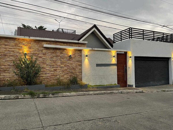 Tranquil 7-bedroom Villa With Private Pool In Cebu World's Top Destination - Cebu City