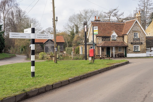 Beautiful 4-bedroom Cottage | Pass The Keys - Watford