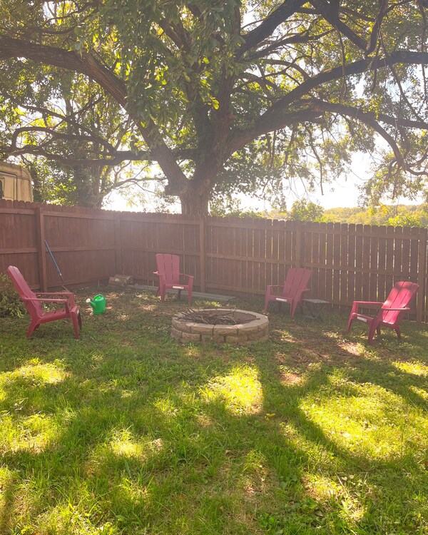 Boho 2br W/ Deck & Firepit - Near Downtown - No Cleaning Fee - The Newton House - Springfield, MO
