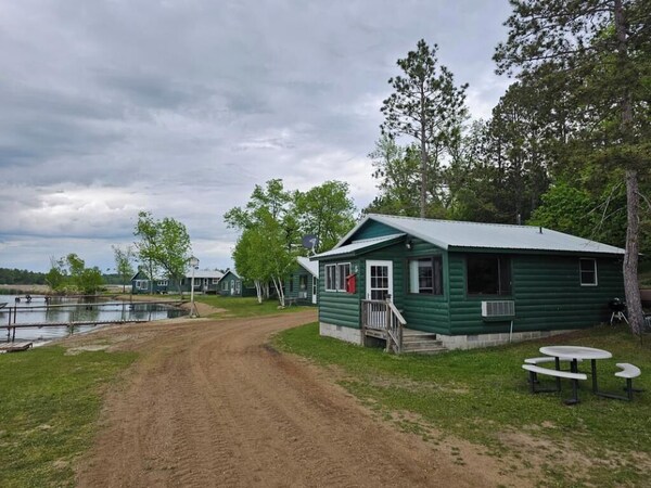 Crow Crest Lodge Resort #5 Waters Edge, Stunning Sunsets, Family Getaway - Nevis, MN