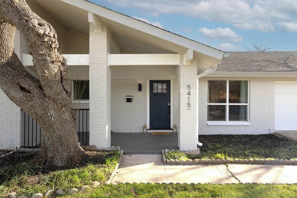 Modern & Spacious 4-bedroom House, Sleeps 10+ With Games - Austin, TX