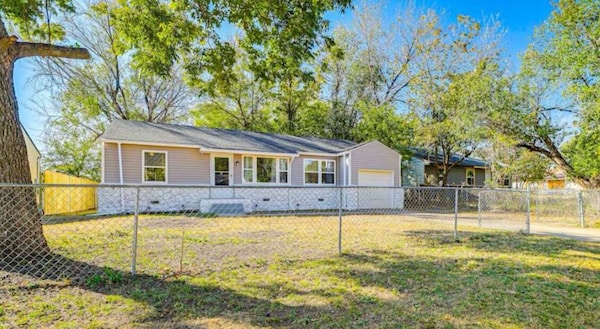 Cozy 3-bedroom Home Sleeps 6 - Owasso, OK