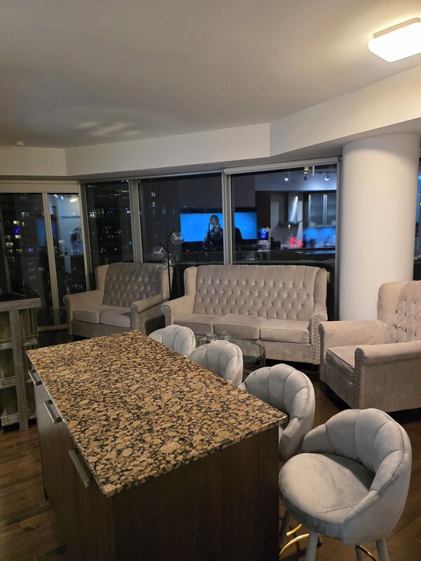 Luxury 2-bedroom Condo With Stunning Lake Views  Prime Downtown Location! - Mississauga