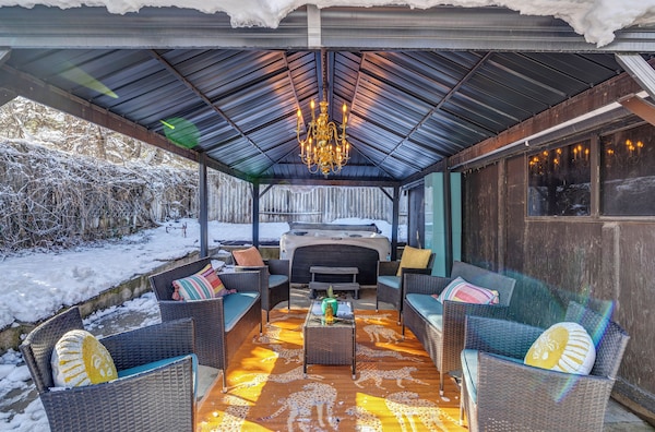North Salt Lake Escape W/ Hot Tub And Claw Foot Soaking Tub - Utah