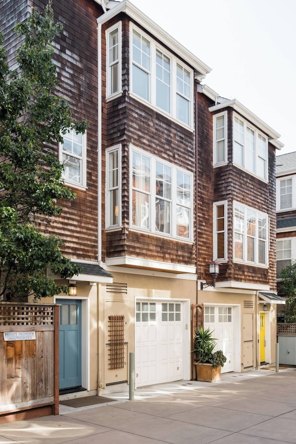 Stunning Executive 3 Bedroom Home With Attached Garage - San Francisco, CA