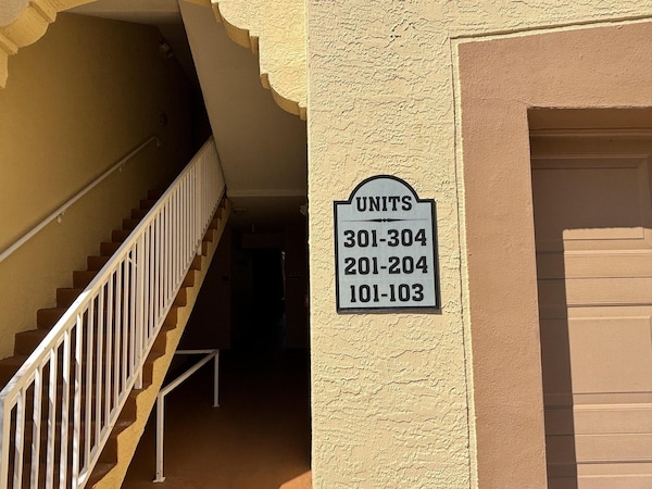 Lakeside Bliss: Fully Furnished Condo With Resort-style Amenities - Fort Myers, FL