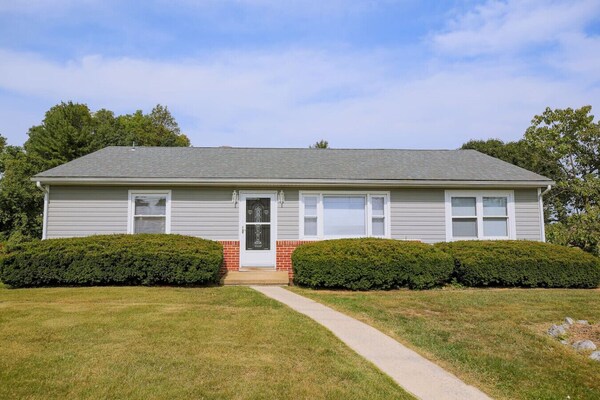 Quaint Rancher With Fully Fenced Back Yard. - Shepherdstown, WV