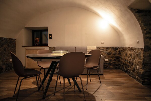Piccolo Nido In Pietra Al Centro Del Borgo Medievale Di Bagnone, Lunigiana - Pontremoli