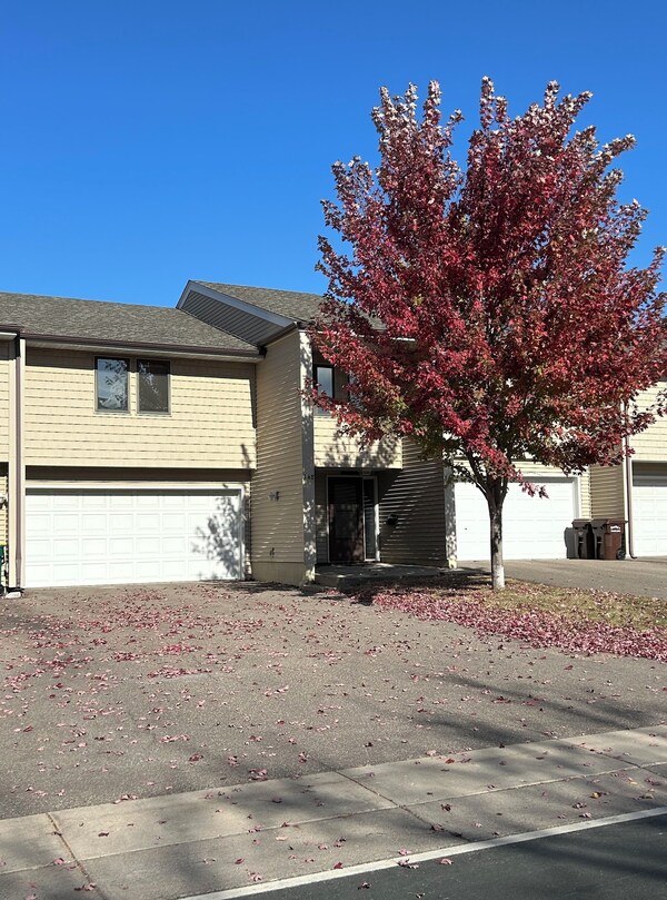 Remodeled 2+ Br Townhome - Close To The Hospital - Lake  - Quaint Downtown - 콜론