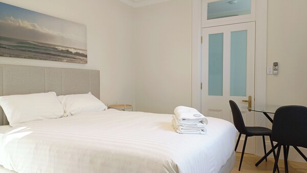Charming Lodge With Ac, Mins Walk To Sydu And Bus Stop - Ryde