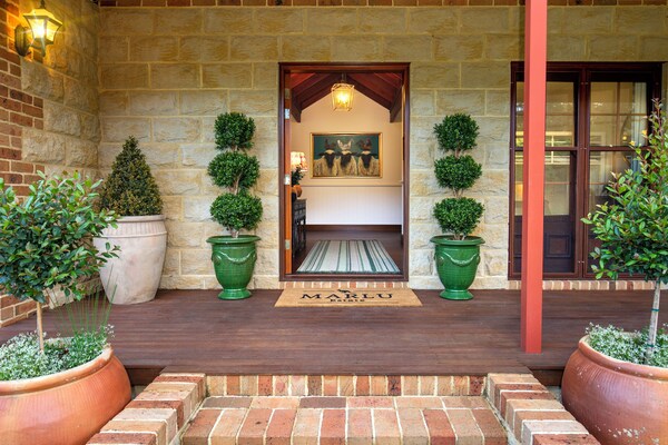 Marlu Estate: Luxury Farmhouse Retreat Near Jervis Bay - Nowra