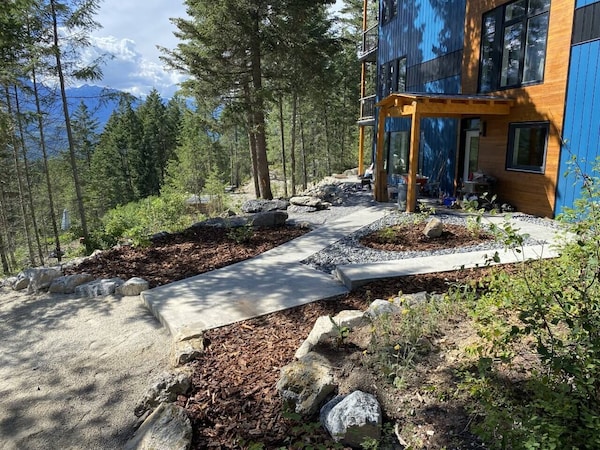 Hilltop Suite With Stunning Views Of Mountains - Golden
