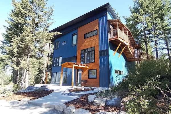 Brand New Modern Lodge In Perfect Location - Golden