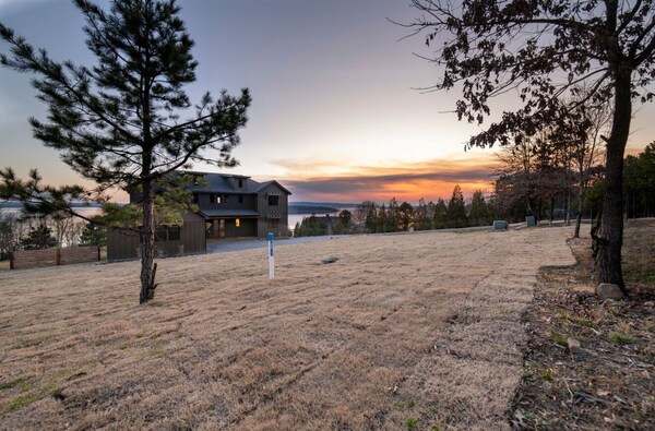 Greers Ferry Lake 4-bedroom House \Nsleeps 12- Breathtaking  Sunsets -Golf Course - West Front Street, AR