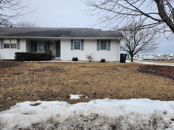 This 5-bedroom House Is Under An Hour Drive To Lambeau Field. - Lambeau Field - Green Bay
