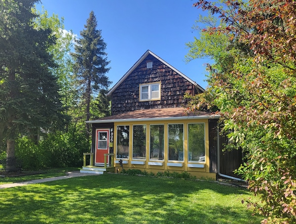 3-bdrm 2 Bath Charmer On Historic 4th Street Near Downtown Devils Lake - Devils Lake, ND