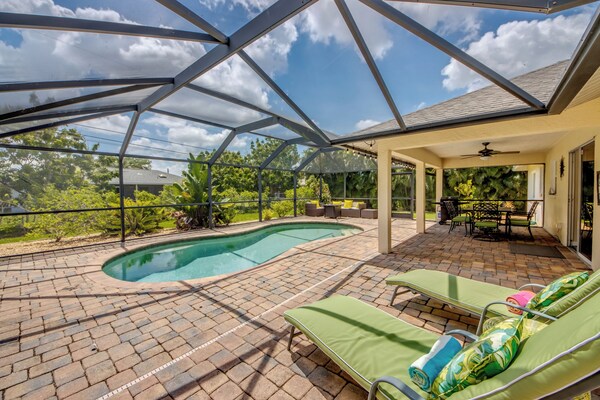 Pool - Bbq - Fire Pit - Private Backyard - Central Location Near Koza Park - Cape Coral, FL