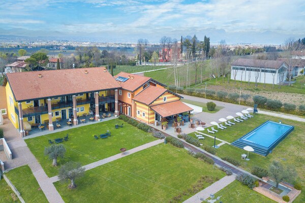 Double Deluxe Tulipano - Almavite, Desenzano Del Garda, Italy - Sirmione