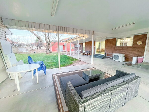 Retro-chic Downtown Kanab Escape - 5 Bedrooms - Kanab, UT