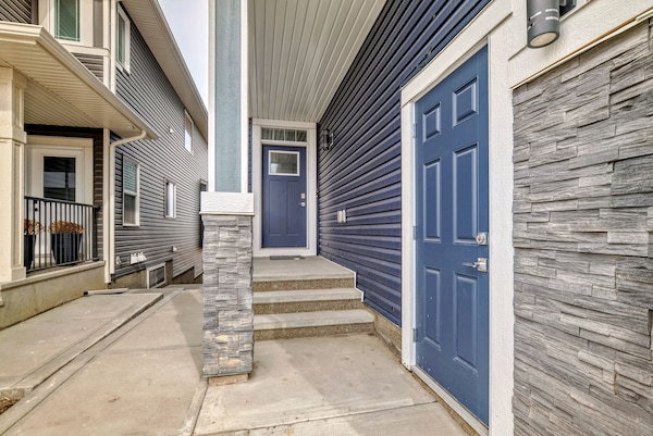 2 Bedrooms One Bath Walk Out Basement - Airdrie