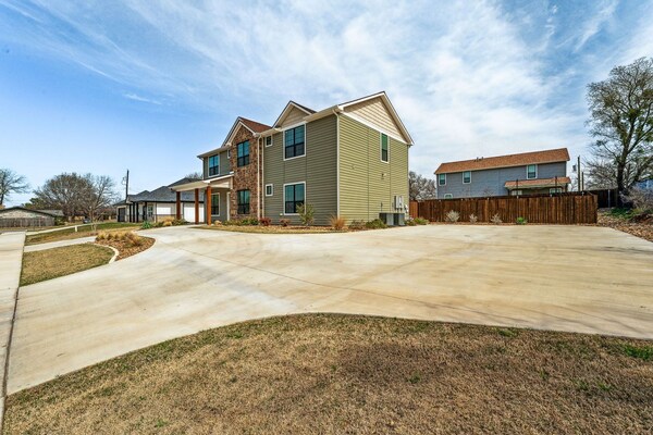 7 Bedroom 7.5 Bath Villa Perfect For Large Groups - Stephenville, TX