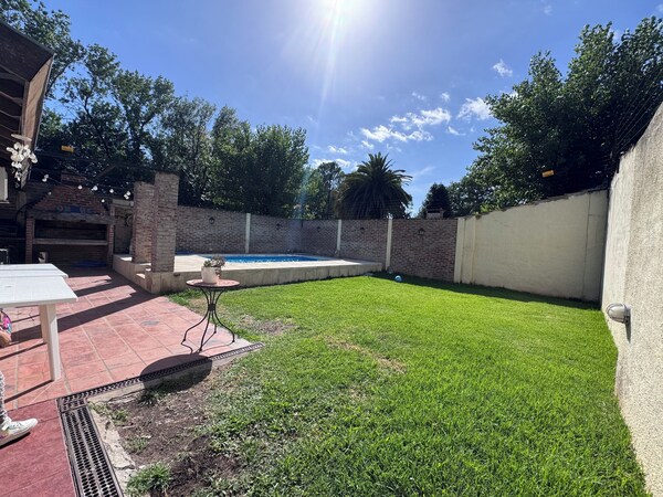 Cozy Family House In Parque Leloir With Swimming Pool, Barbecue And Lots Of Greenery. - Bella Vista