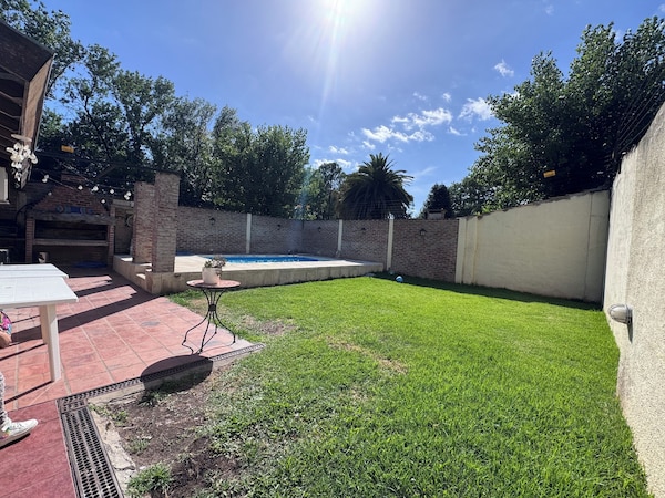 Cozy Family House In Parque Leloir With Swimming Pool, Barbecue And Lots Of Greenery. - Bella Vista