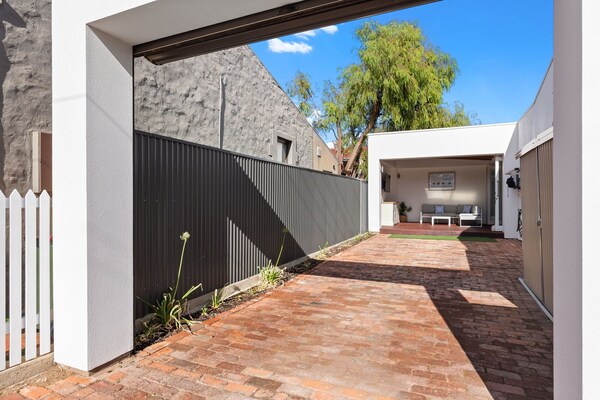 Bluestone Symmetrical Cottage With Outdoor Area - Prospect