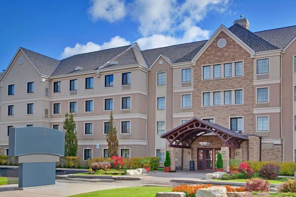 Chic Suite Ideal For Long Stays With Full Kitchen & Swimming Pool - Markham