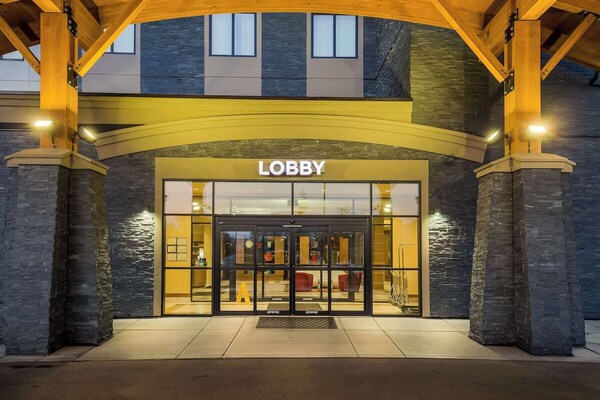 Unwind With Ease: 2 Convenient Rooms, Indoor Swimming Pool, And Free Shuttle - 