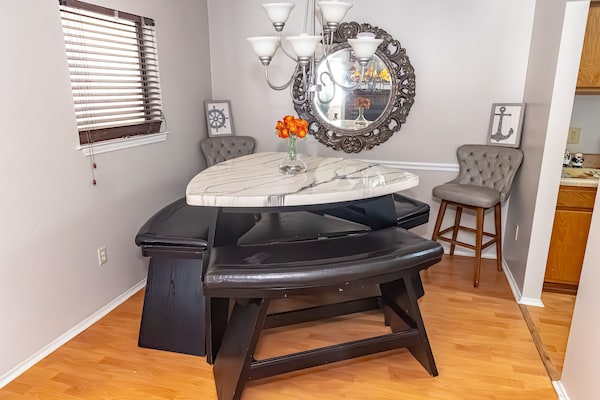 Luxe 3br 2ba In Atl's Historic Pill Hill-swim Pool, Tennis, Duck Pond, Cabanas! - Dunwoody, GA