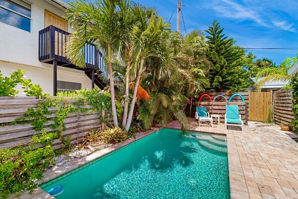 Full Complex Perfect For Families With Private Pool And Just Steps To The Gulf - Bradenton Beach, FL