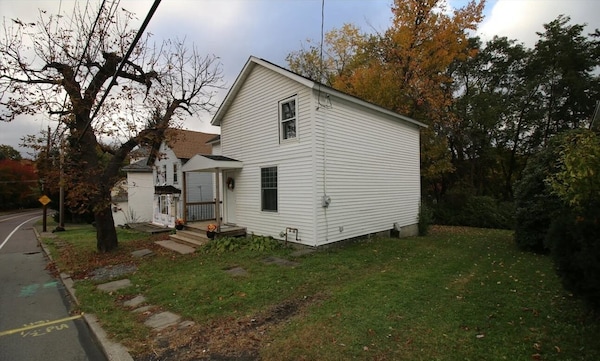 Modern, Charming 2 Beds, 2 Baths House With Office Desk, Open Yard - Scranton, PA